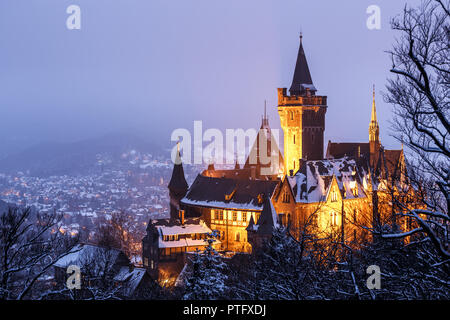 Schloss Wernigerode im Winter mit Schnee während der Dämmerung ...