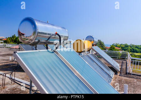 Wasser Panels für Erneuerbare Sonnenenergie auf Haus Dach platziert ...