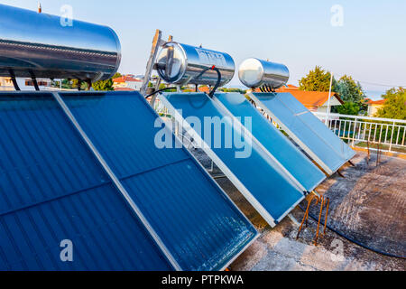 Wasser Panels für Erneuerbare Sonnenenergie auf Haus Dach platziert ...