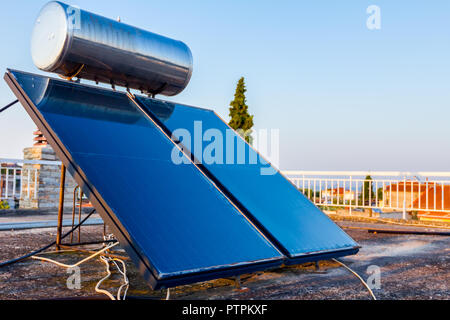 Wasser Panels für Erneuerbare Sonnenenergie auf Haus Dach platziert ...