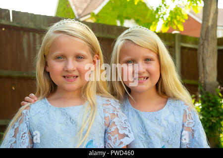 Identische Zwillinge Schwestern sind posieren für die Kamera. Happy Zwillingsschwestern in den ...