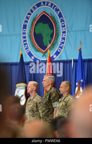 Generalmajor Marcus Evans der US-Armee, links, kommandierender General ...