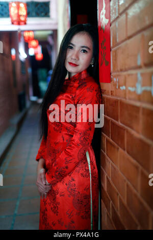 Der Jade Kaiser Pagode. Vietnamesische Frau in Rot traditionelle langes ...