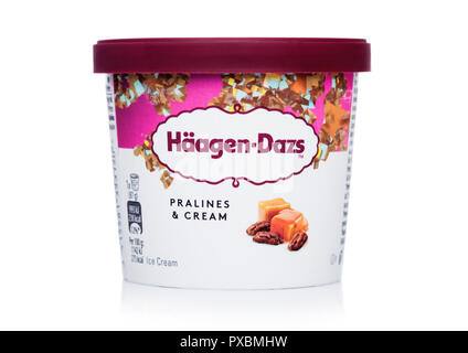 Gesalzen Karamell Haagen Dazs Eiscreme aus dem Wrapper auf weiBem Hintergrund Stockfotografie Alamy