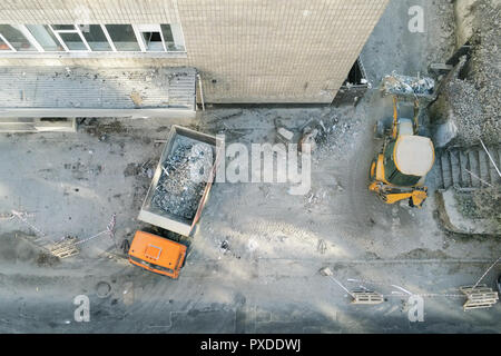 Bulldozer Lader hochladen Abfälle und Rückstände in Dump Truck auf der ...