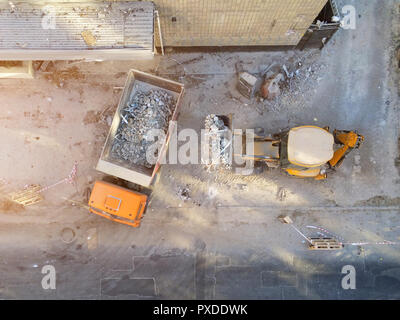 Bulldozer Lader hochladen Abfälle und Rückstände in Dump Truck auf der ...