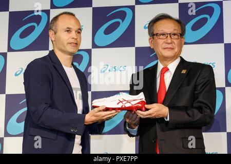 (L und R) Andres Iniesta von vissel Kobe und Motoi Oyama CEO von ASICS ...
