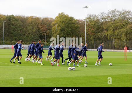 Hamburg, Deutschland. 24 Okt, 2018. 2. Fussball Bundesliga. Hannes Wolf (3. von rechts), der ...