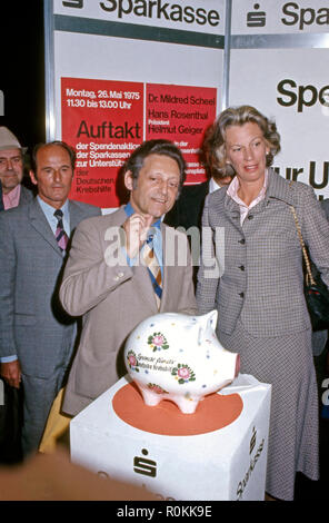 Der Deutsche Showmaster Hans Joachim Kulenkampff Mit Seiner Ehefrau ...