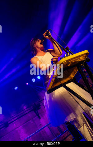 ANGUS ANDREW, LIARS, WEDDING DRESS: Die Band LIARS spielt ein raues Set ...