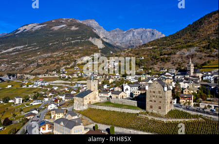 Drone Bild, Leuk-Stadt, Bishop's Palace mit Glaskuppel von Mario Botta ...