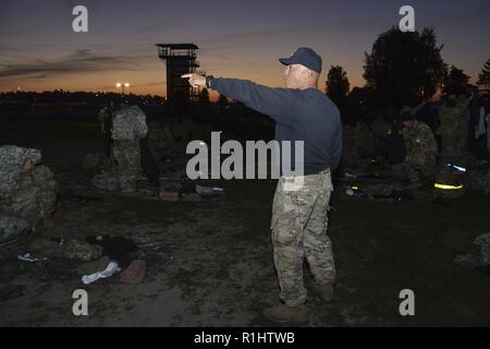 Eine Air Assault Ausbilder prüft US Soldaten nach einem Ruck März ...