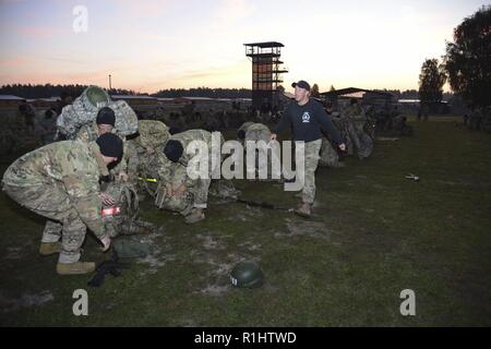 Eine Air Assault Ausbilder prüft US Soldaten nach einem Ruck März ...
