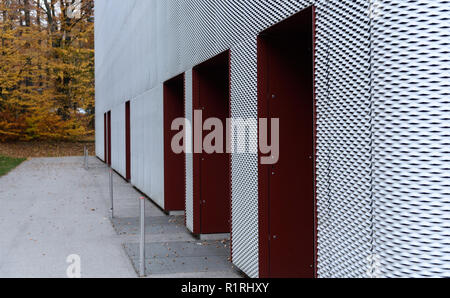 Pullach, Deutschland. 09 Nov, 2018. Ausbau Helfer laden ein Lkw auf dem ...