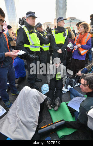 Polizei mit den Demonstranten auf der Blackfriars Bridge in London bei ...