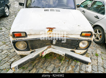 Alte kaputte Auto nach einem Unfall Stockfoto, Bild: 162326564 - Alamy