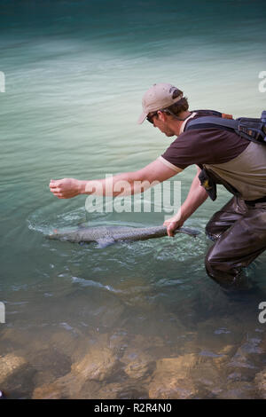 Männer Hobby und Erholung. Fischer fangen erfolgreich Fisch. Fisher ...