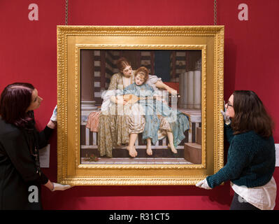 London, Großbritannien. 2. April 2019. Ein Kurator wirft mit der Queen ...