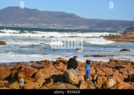 Menschen auf Fish Hoek Bay Strand False Bay Kapstadt Western Cape in ...