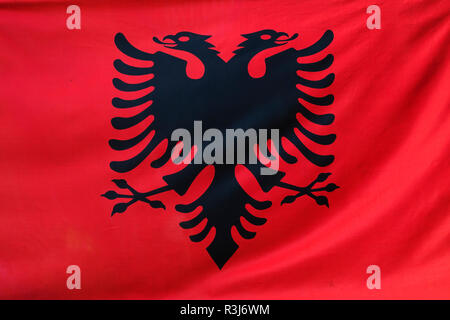 Doppeladler, albanische Flagge an der Wand, gemalt Kuçova, Albanien ...
