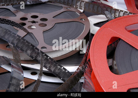 16 mm Film Filmrollen, isoliert auf weißem Hintergrund Stockfoto, Bild ...