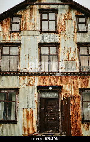 Ein Wellblech Fassade, die Anzeichen von Rost in Island Stockfotografie ...