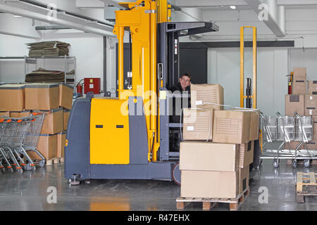 Hochregal-Stapler Gabelstapler Lager hintereinander Stockfoto, Bild ...