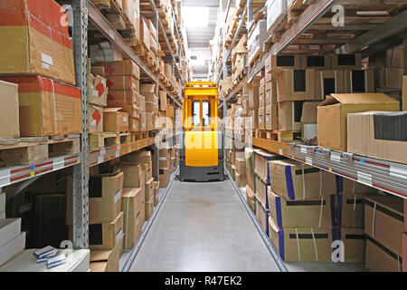 Hochregal-Stapler Gabelstapler Lager hintereinander Stockfoto, Bild ...