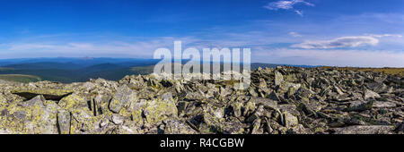 Berg Tal der nördlichen Ural im Sommer. Reisen in die nördlichen Ural ...