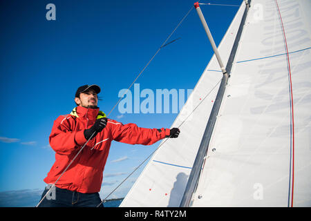 Mann-Skipper setzt Segel Segelboot. Luxus-Yacht Stockfotografie - Alamy