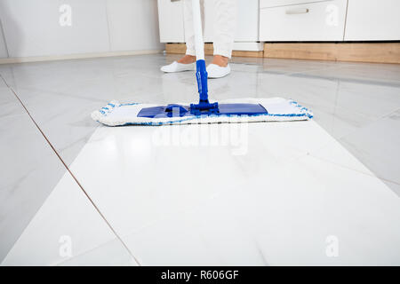 Niedrige Abschnitt der weiblichen Hausmeister durch gelbe nass wischen ...
