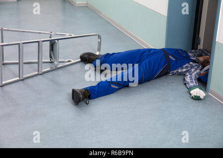 Heimwerker Gefallen von der Leiter Stockfoto, Bild: 227615398 - Alamy