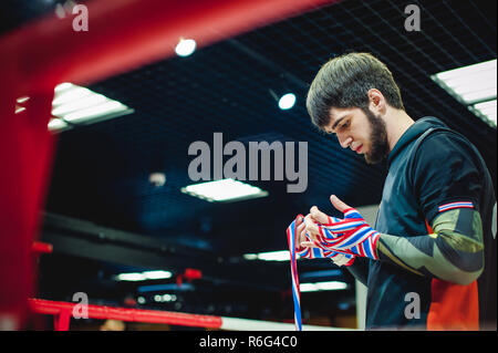 Professional Muay Thai- und K1-Kämpfer. Männliche Boxer im Training ...