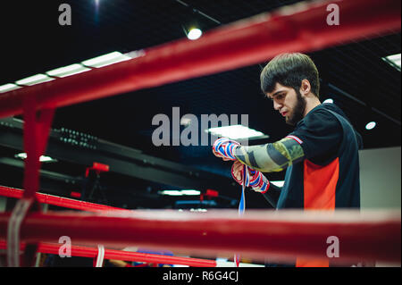 Professional Muay Thai- und K1-Kämpfer. Männliche Boxer im Training ...