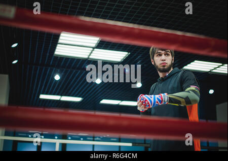 Professional Muay Thai- und K1-Kämpfer. Männliche Boxer im Training ...