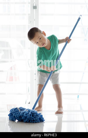 Ein Junge den Boden wischen Stockfoto, Bild: 47933208 - Alamy