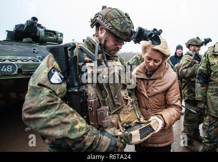 Münster, Deutschland. 06 Dez, 2018. Ursula von der Leyen (CDU, l ...