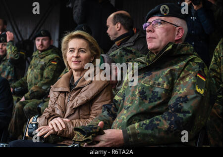 Münster, Deutschland. 06 Dez, 2018. Ursula von der Leyen (CDU, l ...
