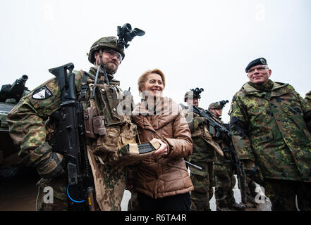 Münster, Deutschland. 06 Dez, 2018. Ursula von der Leyen (CDU, l ...