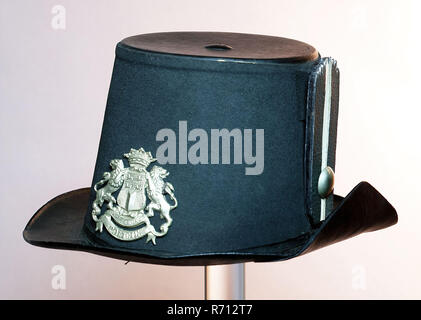Schwarze Polizei Hut Mütze mit emblem Stockfotografie - Alamy