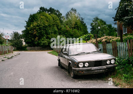 Alte kaputte Auto nach einem Unfall Stockfotografie - Alamy