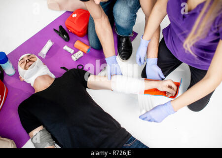 Bandage auf Blut Wunde Kopf Stockfotografie - Alamy