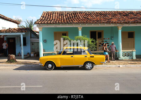 Alte russische Auto Moskwitsch am Ufer des Sees Issyk-Kol, Kirgisistan ...