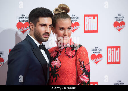 Wolke Hegenbarth (rechts, Schauspielerin) und Oliver VAID, halb Bild ...
