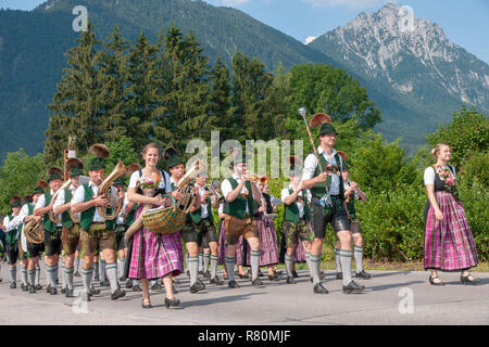 Traditionelle bayerische Brass Band marschieren. Berchtesgadener Land ...