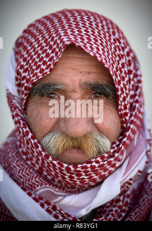 Portrait von Yeziden Mann im irakischen Kurdistan, Irak Stockfoto, Bild ...