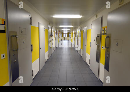 Wittlich, Deutschland. 12 Dez, 2018. Ein justizvollzugsbeamter der ...