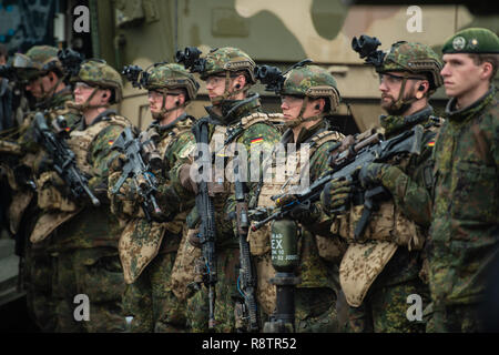 06. Dezember 2018, Niedersachsen, Munster: ein Soldat der Bundeswehr ...