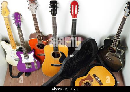 akustische und elektrische Gitarren set Stockfoto, Bild: 146954224 - Alamy