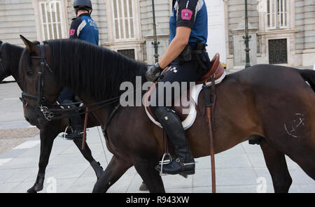 Reiten die berittenen Polizisten, zusammen mit Einsatz Hundertschaft ...
